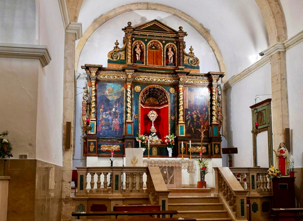 La chiesa di San Cesello e le antiche porte del quartiere Villanova ...